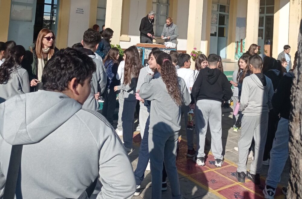 Μια γλυκιά έκπληξη περίμενε σήμερα τα παιδιά στο Α' Δημοτικό Σχολείο ...