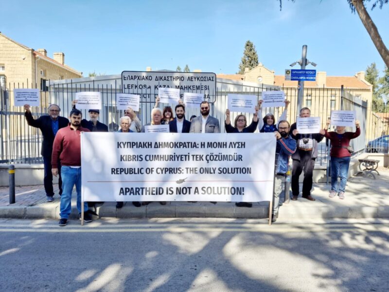 Νέα αναβολή στη δίκη του δημοσιογράφου Τάττη και Οζ Καραχάν για το πανό ...