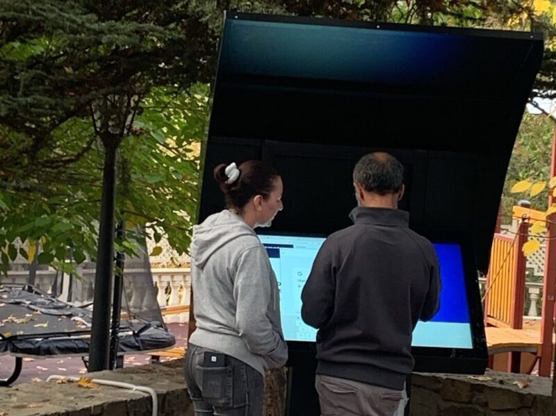 Μπήκε οθόνη αφής για πληροφορίες προς τουρίστες στο κέντρο του Κάμπου ...
