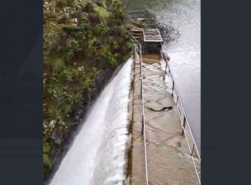 Υπερχείλισε το φράγμα Καφίζιδες κοντά στον ποταμό Ξερό, στο δρόμο προς ...